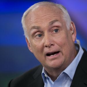 Falleció Ed Gilligan, presidente de la compañía American Express