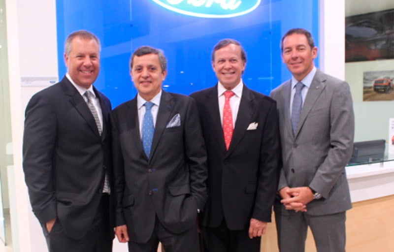 Visita de directivos regionales de Ford a concesionario