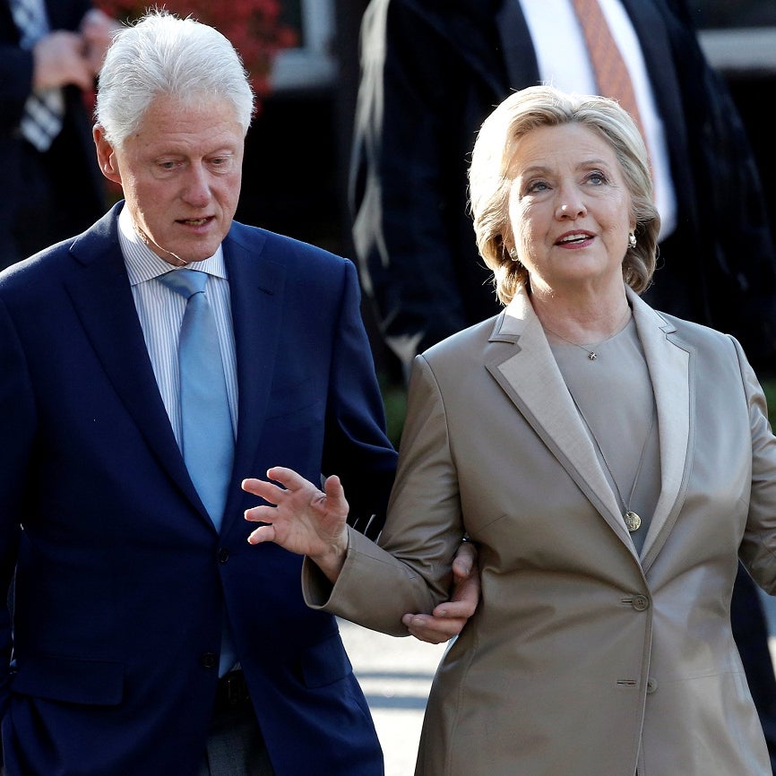 Hillary Clinton vota junto su esposo Bill Clinton en Nueva York