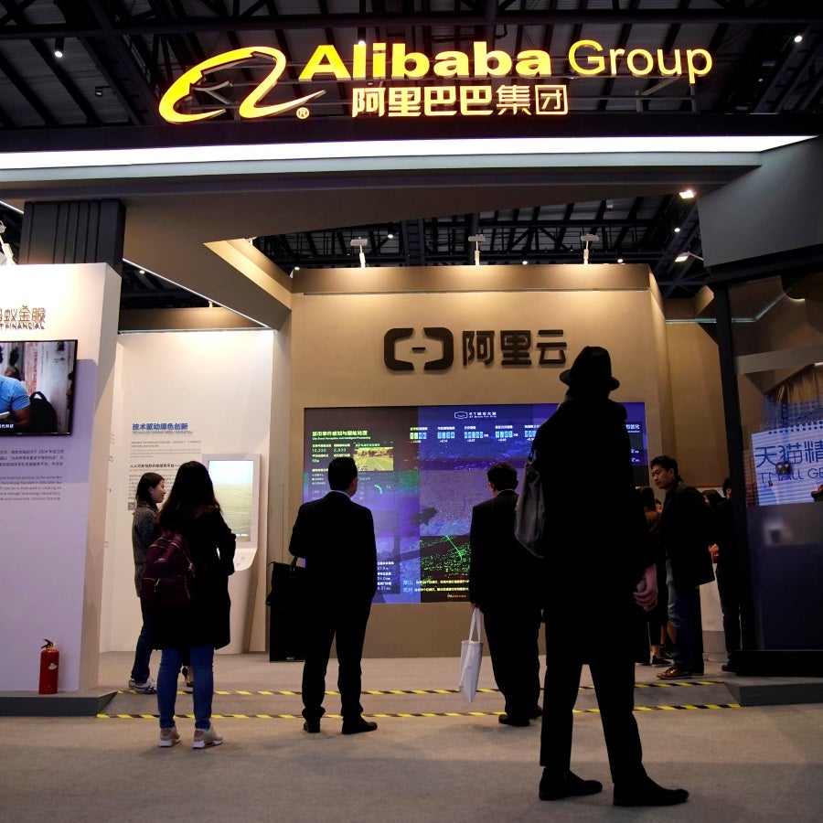 Alibaba se adelanta a Amazon y compra plataforma online de lujo por US ...
