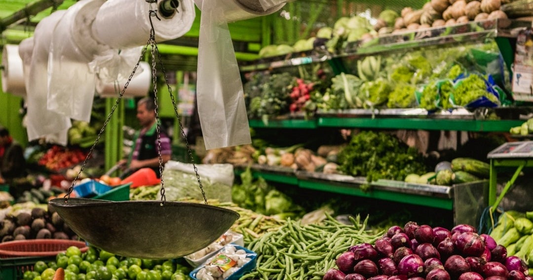 Los colombianos gastan en promedio $10.660 en cada visita que hacen a ...