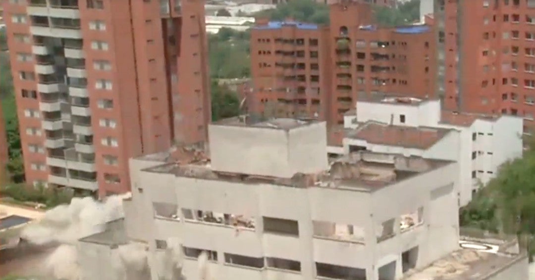 Así fue la implosión controlada y caída del edificio Mónaco en Medellín