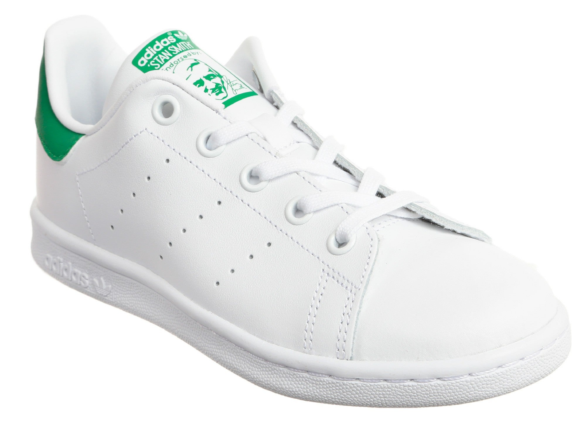 Las zapatillas blancas que puede usar para combinar con sus outfits más ...