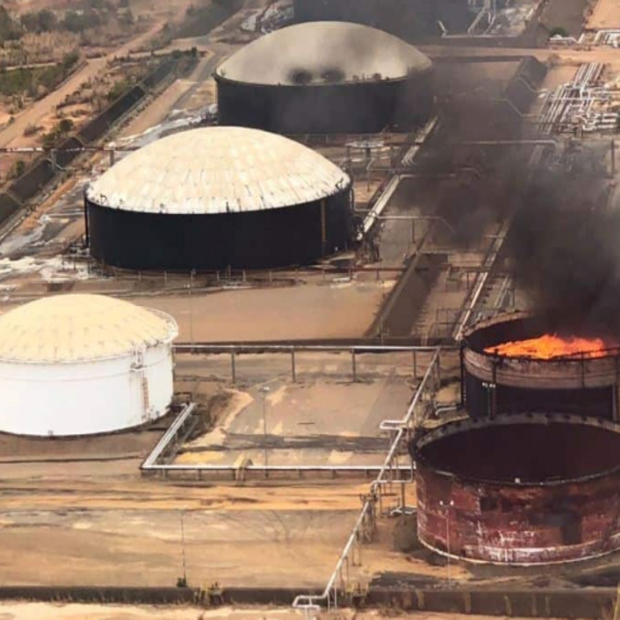 El régimen venezolano reportó explosiones de tres tanques de petróleo ...