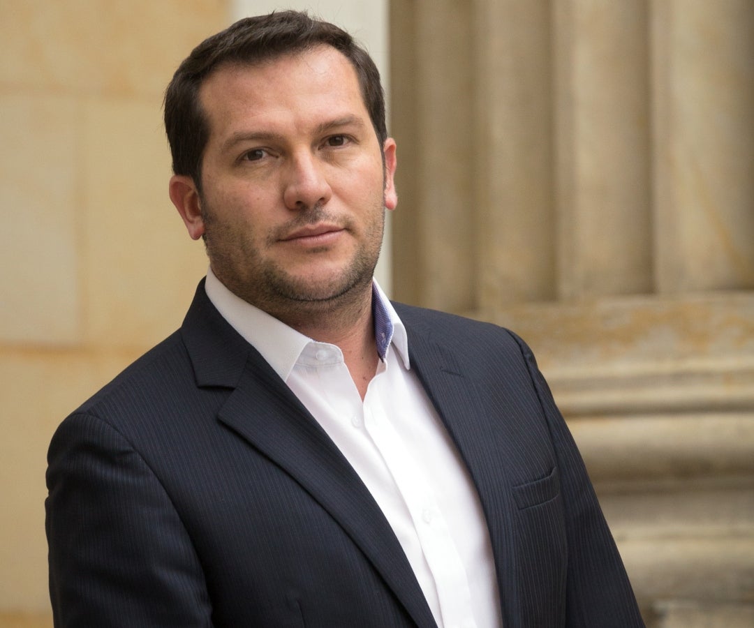 El mánager político Augusto Reyes lanzó libro que guía a los políticos al poder