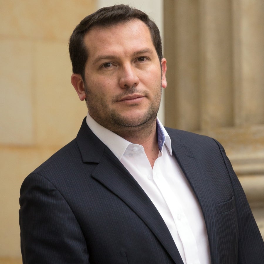 El mánager político Augusto Reyes lanzó libro que guía a los políticos al poder