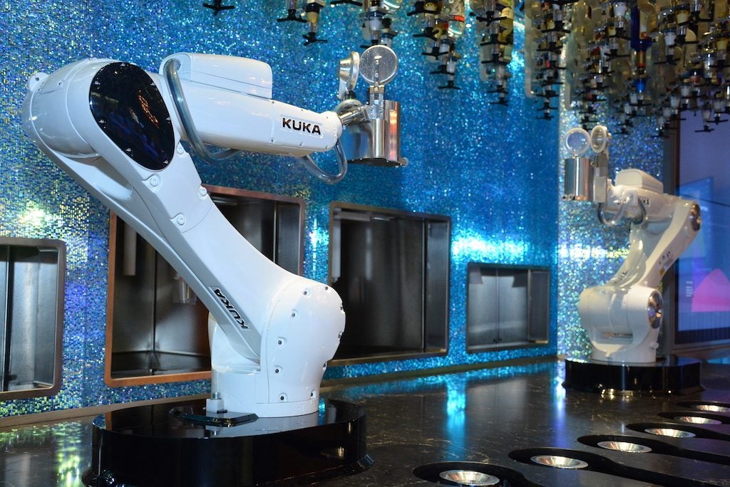 El nuevo robot cantinero que prepara cualquier tipo de coctel y no pide ...
