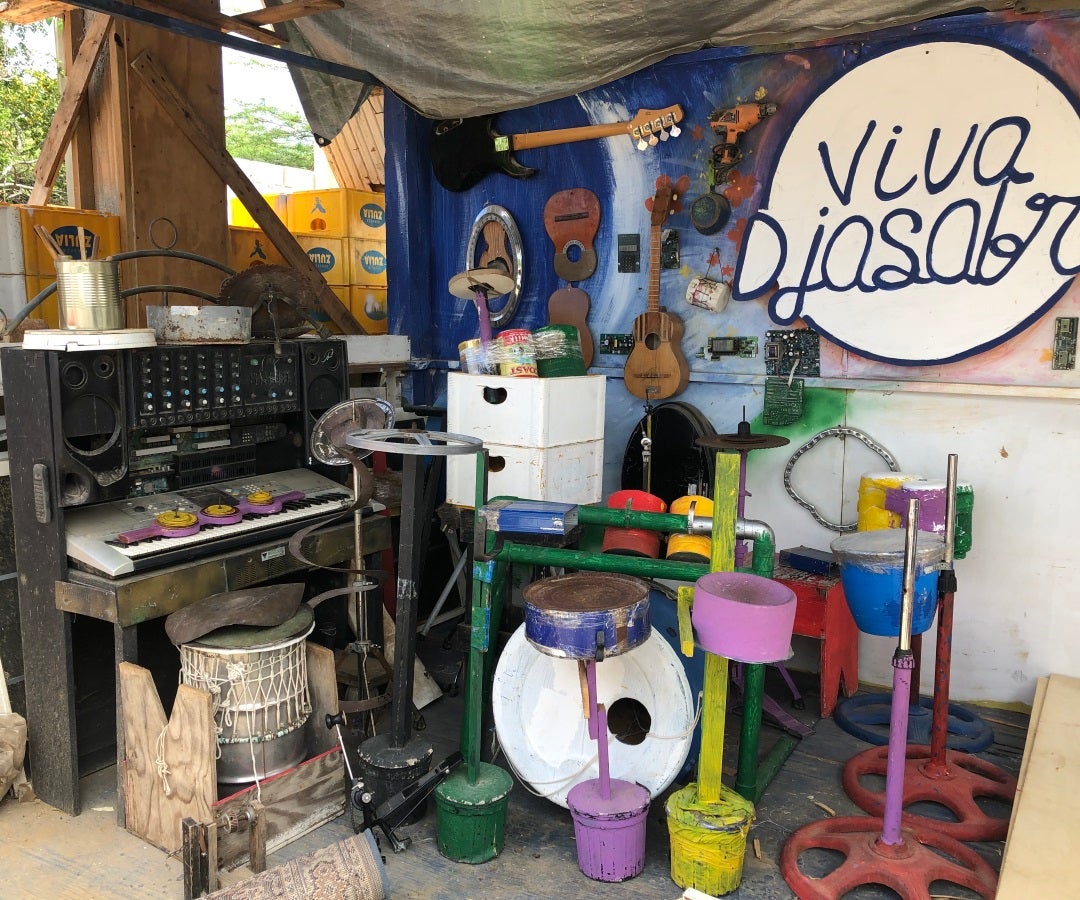 En la isla de Curazao, la basura reciclada se convierte en instrumentos ...