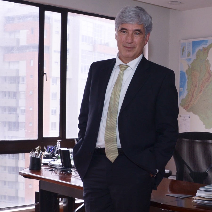 “Tenemos que devolverle la salud al sector salud”: ministro Juan Pablo ...