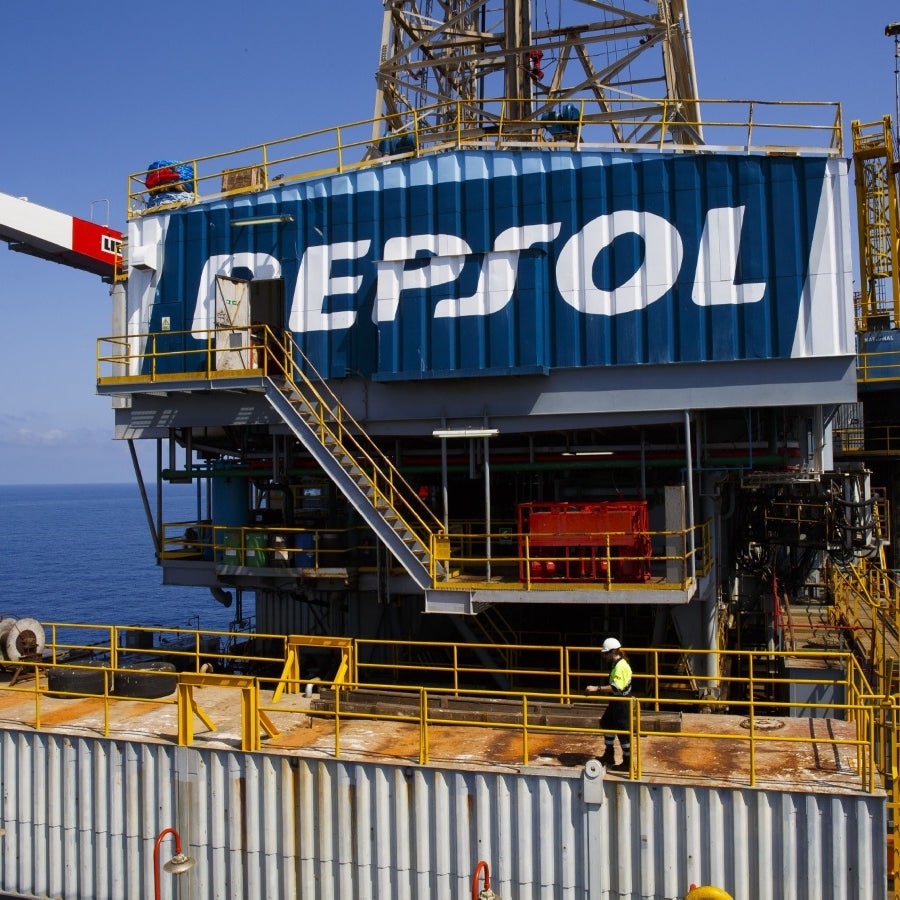 Demandan a Repsol por US$4.500 millones por derrame de petróleo en mar ...