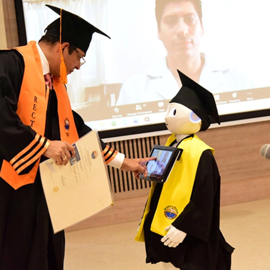 El robot que asiste a las ceremonias de graduación