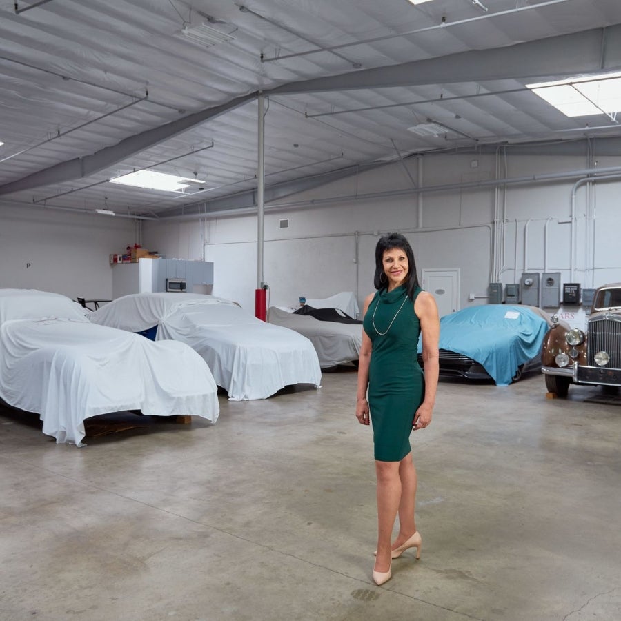 Robin Grove, la historia detrás de la mujer que mueve los carros de los ...