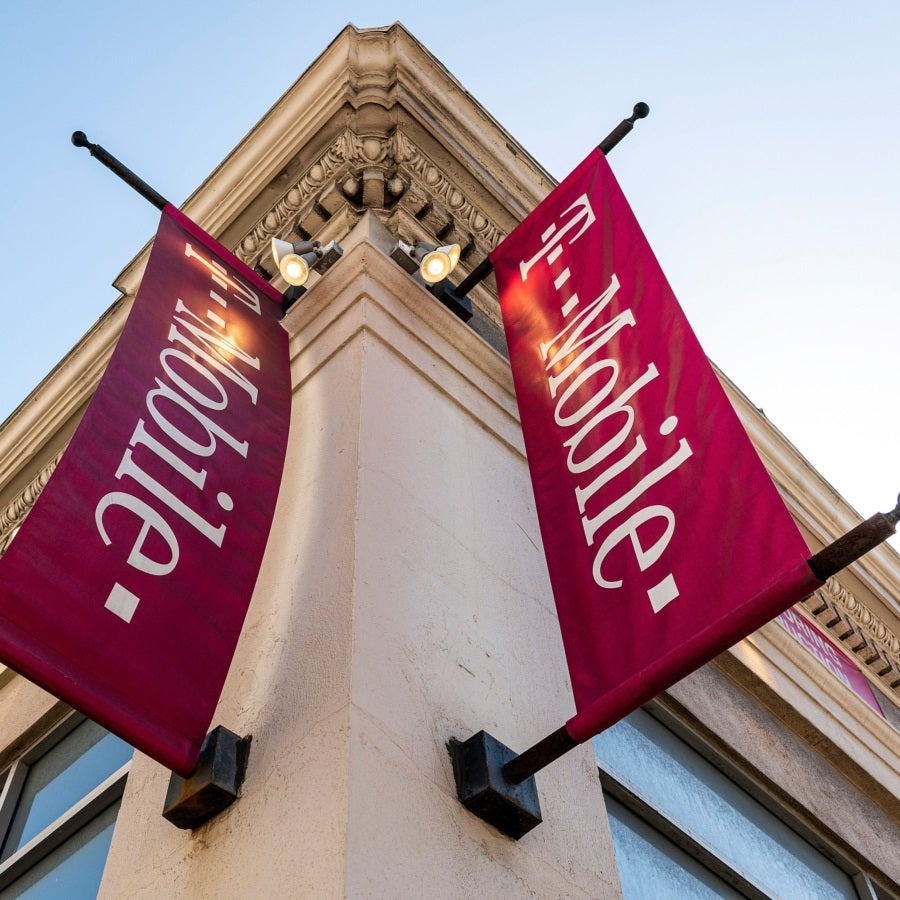 El gigante T-Mobile considera comprar Mint Mobile, una empresa de Ryan ...