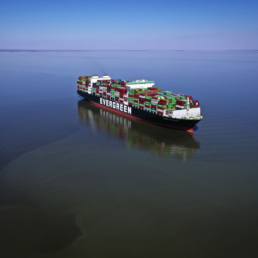Evergreen contrató a empresa que salvó el día en Suez para liberar un ...