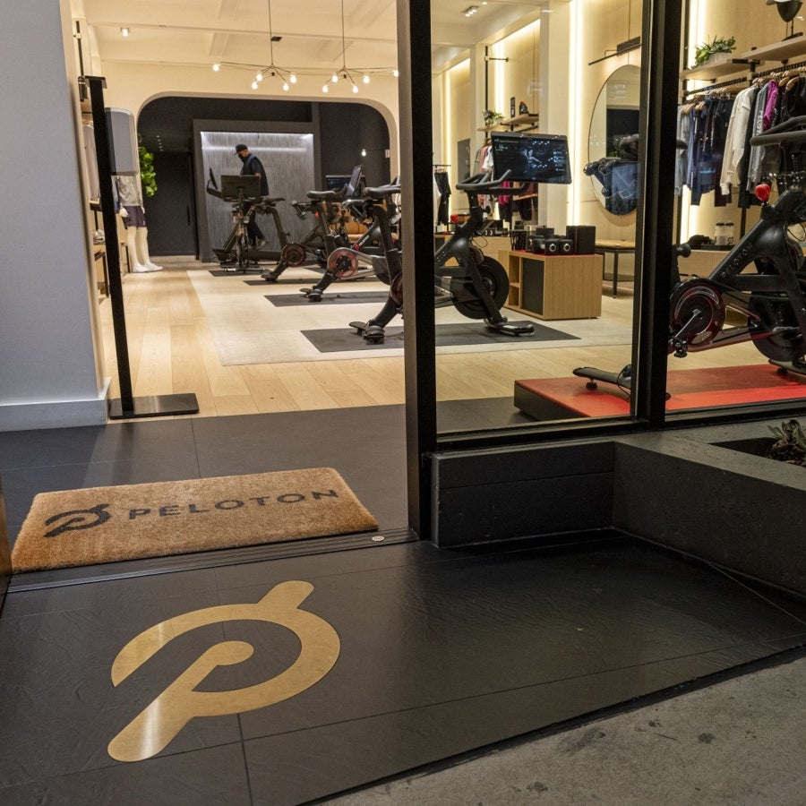 Peloton Interactive eliminará 800 empleos, aumentará los precios y ...