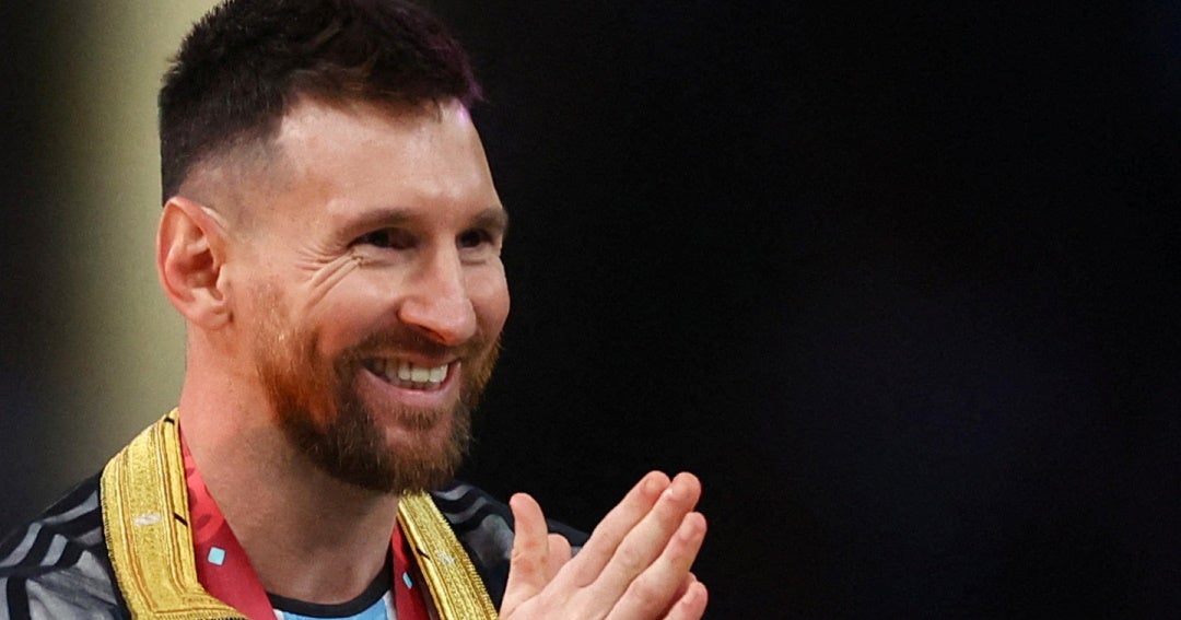 Qué es el 'bisht', la túnica que usó Lionel Messi para recibir la Copa ...