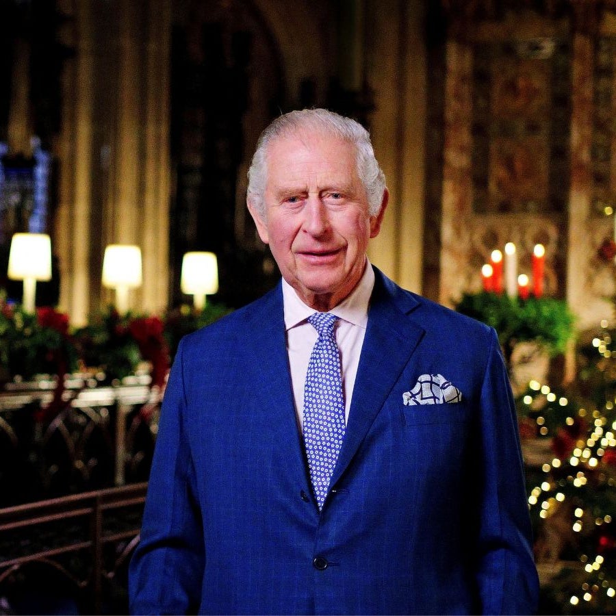 El rey Carlos de Inglaterra recuerda a la difunta reina Isabel en su ...