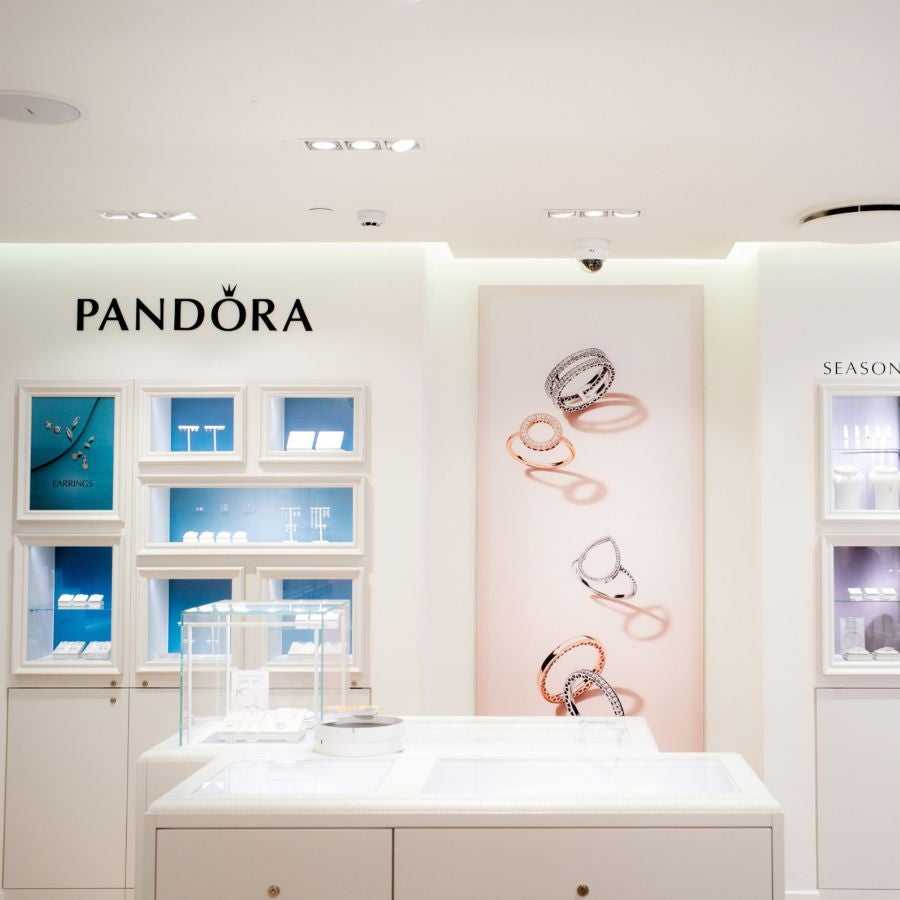 Pandora anuncia la adquisición de 14 tiendas que pertenecían a su ...