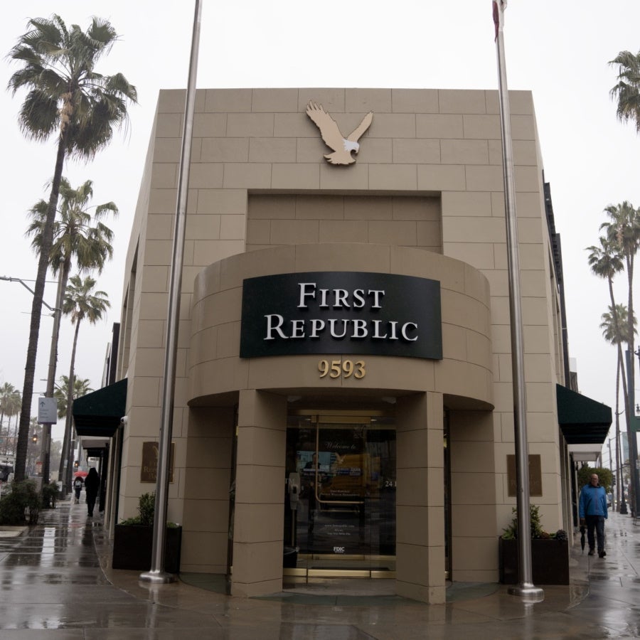 First Republic cae a mínimos históricos por las dudas de que se ...
