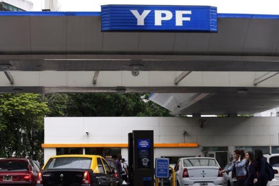 Jueza de EE.UU. falla en contra de Argentina en caso de estatización de empresa YPF