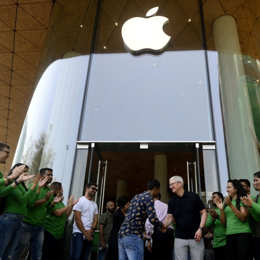 Tim Cook abrió oficialmente la primera Apple Store en el centro ...