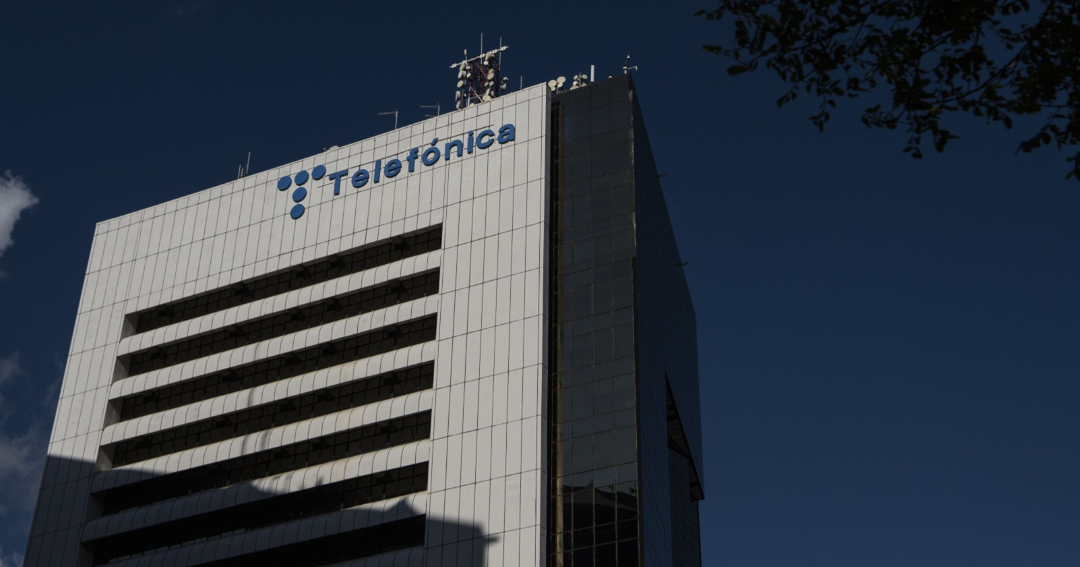 Telefónica vende 64% de su negocio de fibra óptica en Perú a las ...