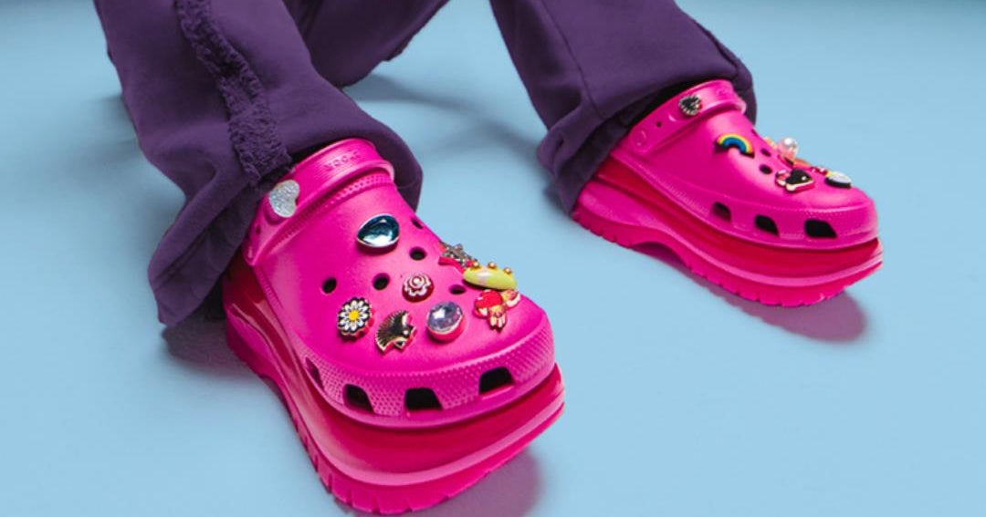 Crocs presentó sus Mega Crush Clog, su modelos tradicional ahora con ...