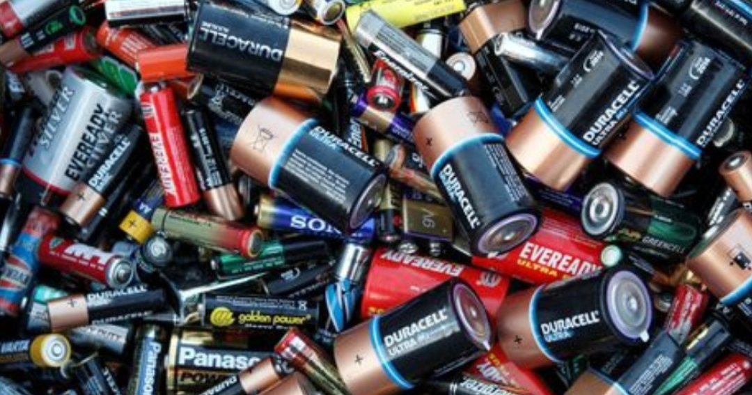 Estos son los pasos para desechar las baterías de manera correcta para ...