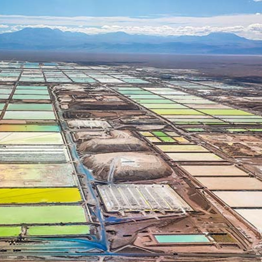 SQM le aporta récord de US$2.400 millones al fisco, pese a bajar 34,3% ...