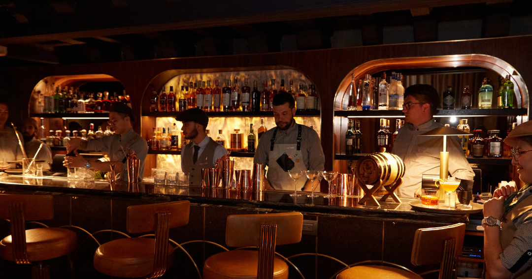 Este es un bar en la capital al estilo speakeasy que cuenta con 11 ...