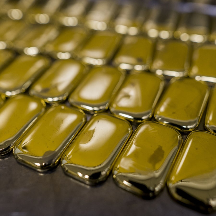 Oro salta a nuevo récord por encima de los US$ 2.200 la onza ante una ...