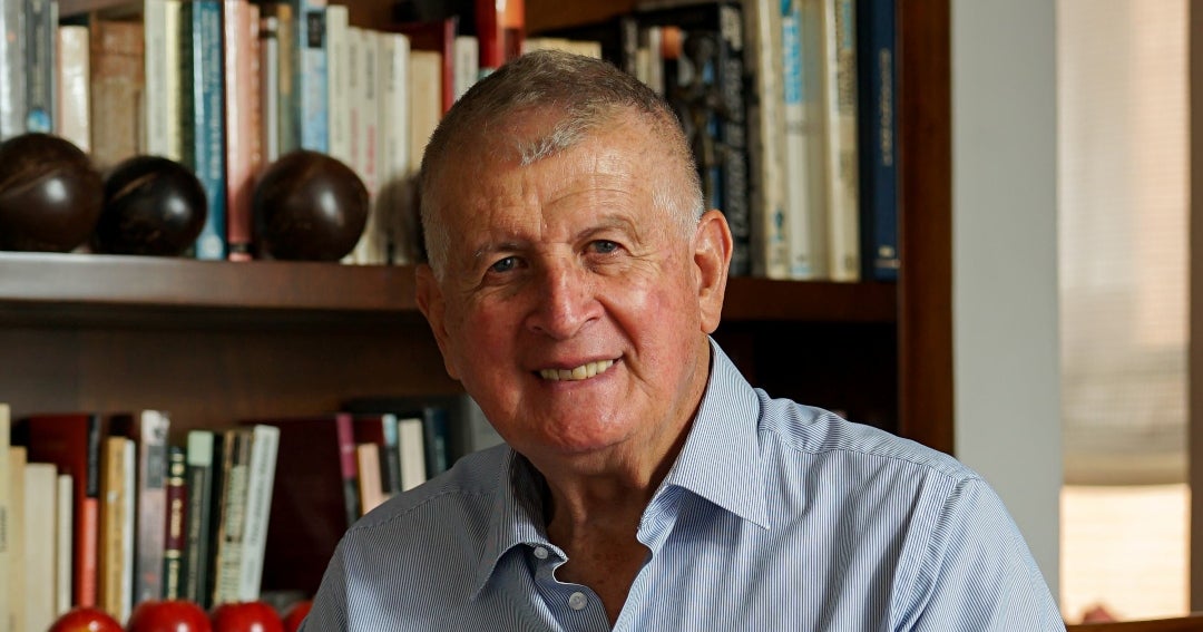 El escritor colombiano Roberto Gil de Mares es reconocido por su novela ...