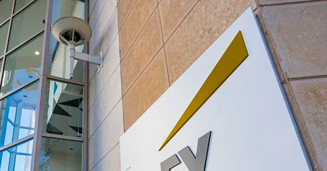 EY despide a docenas de empleados por hacer varios cursos online al ...