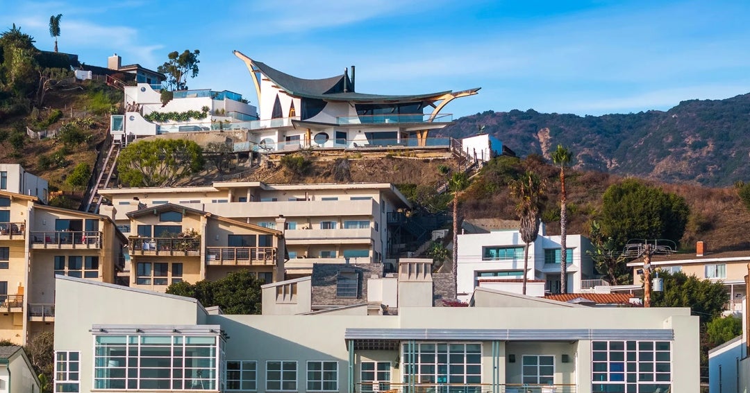 La casa en Malibú del icono feminista Peg Yorkin se está vendiendo por ...