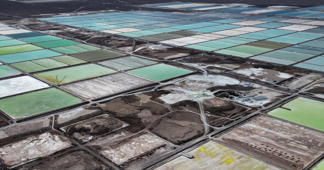 Minera chilena de litio SQM reporta que su utilidad neta cayó 73% en tercer trimestre