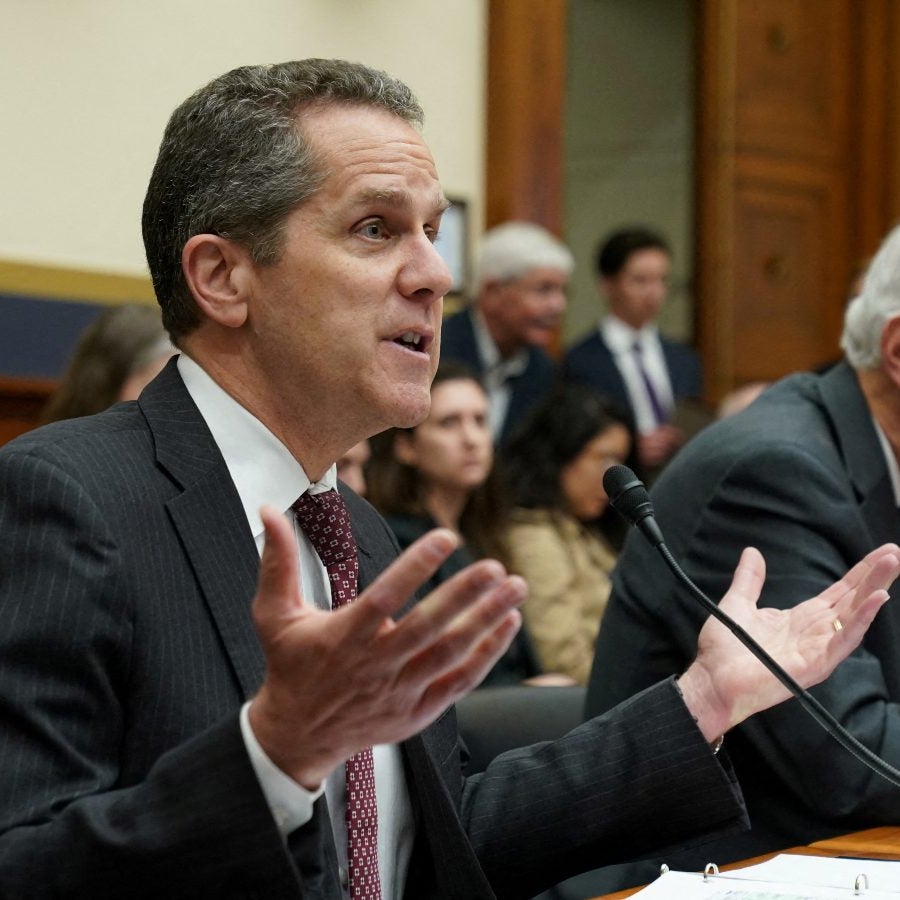 Michael Barr, de Fed, busca asesoría legal ante indicios de que Trump ...
