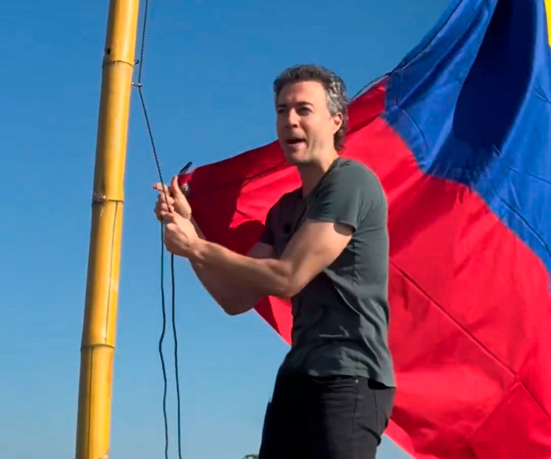 Daniel Quintero fue la persona que puso la bandera de Colombia en la ...