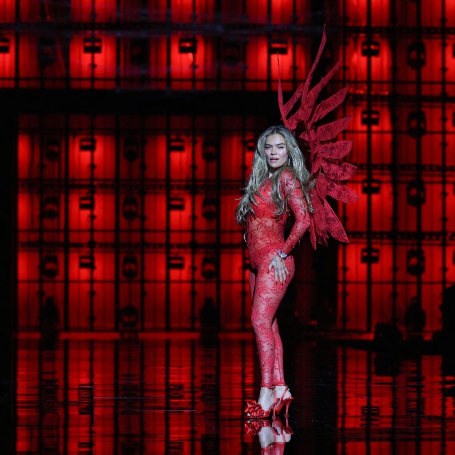 Karol G iluminó con su presentación la pasarela de Victoria’s Secret ...