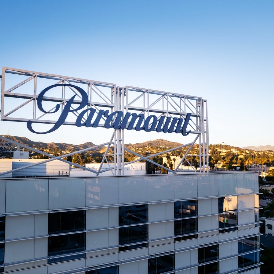 Paramount inicia lucha por representación de Warner Bros. y presenta ...