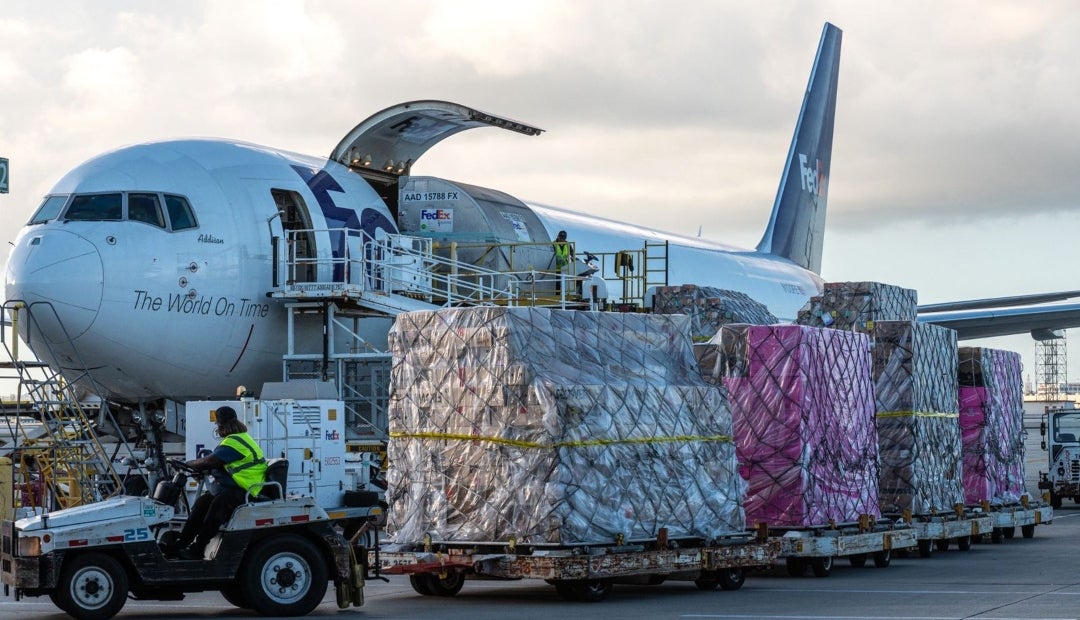 FedEx prevé transportar más de 1.000 toneladas de flores colombianas ...
