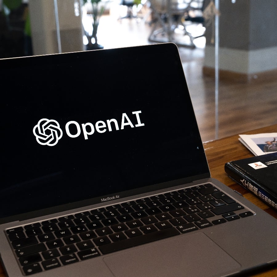 OpenAI afirma que cuentas de China buscan frenar centros de datos en EE.UU.
